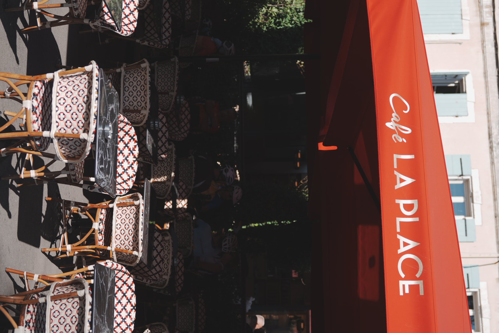 Café de la place : ammeublement interieur et extieur au coeur de la ...