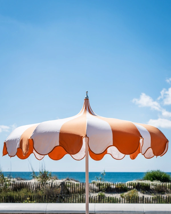 Parasols et ombrages pour terrasse de CHR - C Mobilier